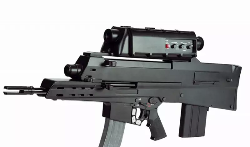 XM29 Kelihatannya seperti senjata dari beberapa video game, tetapi XM29 Objective Individual Combat Weapon adalah prototipe yang benar-benar nyata yang dapat menembakkan peluru 5.56mm yang dipandu dan proyektil 20mm yang dapat diprogram dan meledak. Satu peleton tentara yang dipersenjatai dengan senapan mesin seperti itu bahkan dapat bersaing dengan batalion tank, karena pejuang yang dapat memprogram sekering proyektil untuk target tertentu tidak harus menunjukkan diri kepada musuh. Namun, Senat AS menemukan biaya XM29 terlalu tinggi untuk senjata pribadi - proyek tersebut, setidaknya secara resmi, ditutup.