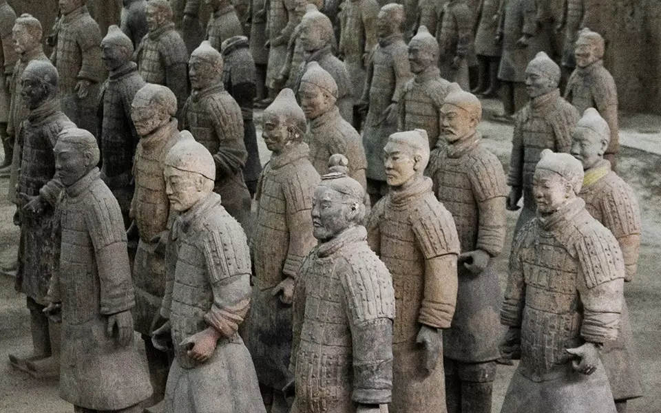 Terracotta Army 1974an, Txinako zazpi nekazarik osatutako talde batek altxor arkeologiko harrigarri bat aurkitu zuen - lurpean segurtasunez ezkutatutako terracotta soldaduen armada. Aurkikuntza opari harrigarria izan zen nazio osoarentzat, baina nekazariek beraiek madarikazio ikaragarria egin zutela zirudien. Horietako hiru laster hil ziren bortitzki, gainerako sei hurrengo hamarkadan hil ziren gaixotasunaren ondorioz.