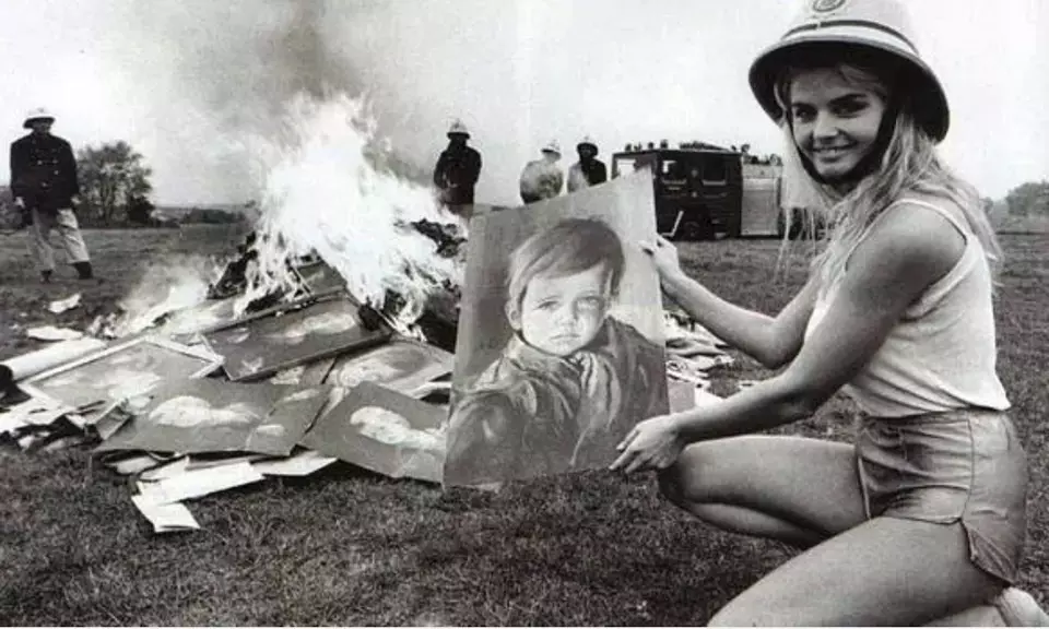 Crying Boy In goedkeape print fan it skilderij "Crying Boy" waard yn 'e iere 1980er jierren in populêre dekoraasje yn Ingelske huzen. Al gau seagen minsken in frjemde epidemy fan brannen op dy't ien fan 'e distrikten fan Londen fage. Brânwachtminsken namen altyd dizze foto út 'e huzen, boppedat folslein ûnoantaast troch de brân.