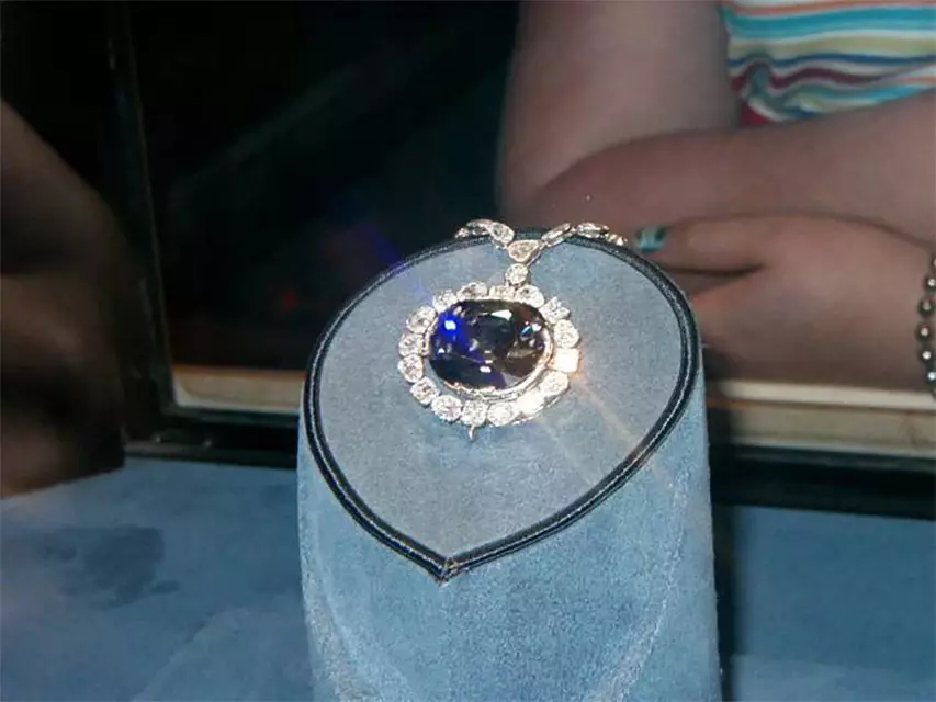 Sapphire Ungu Delhi Kutukan batu nilam wungu Delhi diungkabkeun ku kurator musium London anu ngahaja mendakan catetan kuno. Permata ieu dipaling ti kuil India deui dina pertengahan taun 1800an. Safir ngarobih dua belasan pamilik - anu terakhir, Sir Edward Heron-Allen, ngirimkeun batu anu dikutuk ka musium kalayan sarat yén henteu aya jiwa hirup anu némpél deui.