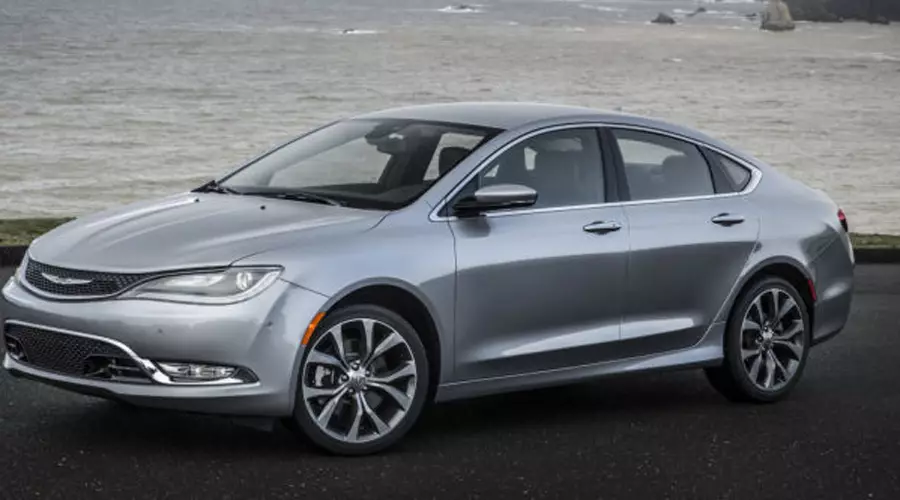 Chrysler 200 Handsome, ho netefatsa. Baqapi ba Chrysler ka ho hlakileng ba entse leraba le letle ka ho phethahetseng kamora lona le soabisang haholo. Ho sa tsotelehe mmele o kantle ka ntle, Chrysler 200 e patisane ka mokokotlong, e na le bothata ba ho fanyeha ho fokolang mme, ka kakaretso, ha e bake maikutlo afe kapa afe a matle. Ho phaella moo, mathata a lebokoseng la li-gear a ile a fumanoa sethaleng sa tlhahiso ea likoloi - ena e se e le potso ea ho tšepahala.