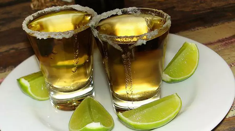 Tequila Na vážne celonočné hody by bolo lepšie dať si tequilu. Agáve, z ktorej podnikaví Mexičania poháňajú tento národný mesačný svit, obsahuje polysacharidy z fruktánu - pomáhajú regulovať kyslosť žalúdka. Ak pijete tequilu podľa pravidiel so soľou (a nie v ruštine, z krku), potom ráno bude kocovina jednoduchšia - soľ zadrží vodu v tele.