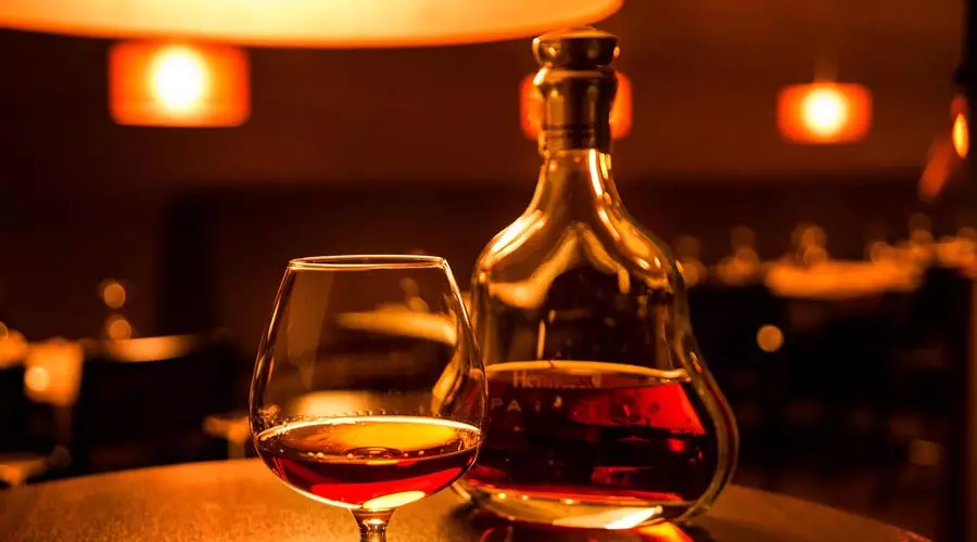 Cognac Ihe kacha dị ịtụnanya bụ na cognac dị mma na -emerụ ahụ karịa ihe niile dị n'elu. Ọ bụ ihe niile gbasara ndụ shelf: okenye cognac, ọ ka mma, ọ dị mma? Mba ọ bụghị eziokwu. Afọ nchekwa juputara ihe ọ drinkụ drinkụ ahụ na ụyọkọ mmanya na -egbu egbu na ihe ndị na -emerụ ahụ. N'ezie, ị cognụ cognac n'ọtụtụ buru ibu abụghị naanị nzuzu, kamakwa ọ na -emerụ ahụ - otu ihe ịga nke ọma ị nwere ike iku ume ure mercury. 50 milliliters nke brandi kwa ụbọchị bụ nke kachasị agaghị emerụ ahụ.