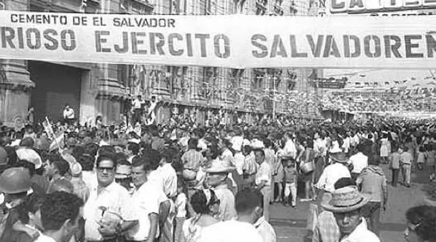 San Salvador -massakern Kaoset fortsatte på gatorna i båda länderna. Under den andra matchen i San Salvador började lokalbefolkningen slå inte bara fans i motståndarlaget, utan också spelarna själva. Den rasande publiken rusade från stadion ut på gatorna, en pogrom började, där många oskyldiga offer dog. Omedelbart svepte en reaktionsvåg av våld över Honduras - tiotusentals salvadoraner flydde landet i panik, många dödades.