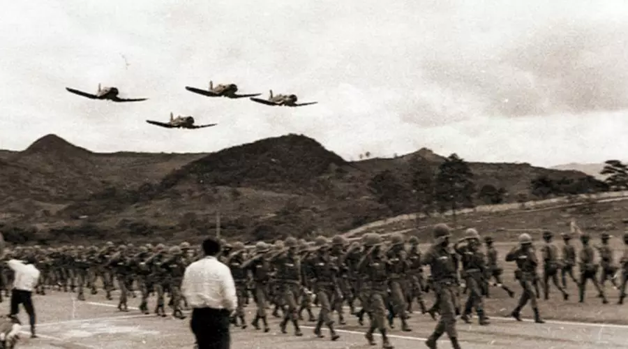 Seis días de guerra Las tropas salvadoreñas avanzaron 70 kilómetros tierra adentro el 17 de julio. El ejército hondureño fue superado en número y menos armado, pero la ofensiva salvadoreña se estancó por sí sola, ya que las tropas simplemente no tenían suficiente combustible y municiones. Todo este tiempo, intentaron resolver el conflicto en una sesión de emergencia de la Organización de Estados Americanos, además, Honduras aceptó con bastante rapidez la propuesta de la OEA, pero El Salvador se negó a retirar tropas hasta el 29 de julio.