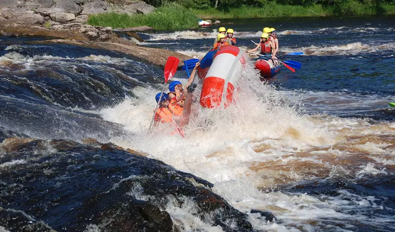 Kaukazi Një nga avantazhet kryesore të rafting në lumenjtë e Kaukazit është disponueshmëria gjatë gjithë vitit. Pikërisht këtu zhvillohen fazat më të mëdha të kampionatit të vendit në rafting. Më ekstremja është rafting mbi ujërat e stuhishme të lumit Belaya, i cili, duke kaluar nëpër kanione dhe gryka të shumta, zbret direkt në rrafshinë. Lumenjtë Mzymta, Chegem dhe Urukh janë shumë të njohur: profesionistët në detyrë këtu do t'ju ndihmojnë të zgjidhni nivelin tuaj të rafting.