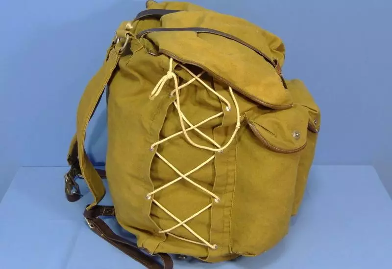 Backpack twristaidd Yarov Bag cefn heicio gwirioneddol chwedlonol wedi'i enwi ar ôl A. V. Yarov. Dyluniad eithaf modern ydoedd, mewn gwirionedd, gyda lacio ochr a'r system gywir o strapiau. Yr unig anfantais o gefn ddigon "Yarovsky" oedd absenoldeb gwregysau gwasg. Yr anfantais a oedd yn gyffredin i'r holl fodelau uchod oedd eu bod yn feddal, yn ddi-ffram, h.y. nid oedd unrhyw stiffeners.