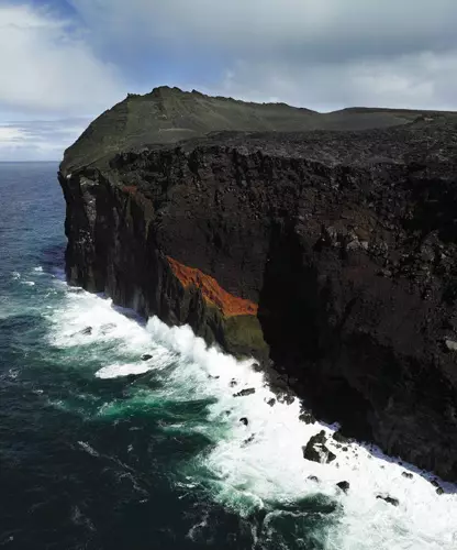 Surtsey Pagājušā gadsimta 60. gados sala vulkāniskās darbības rezultātā pacēlās no jūras dzīlēm. Zinātnieku aprindas nekavējoties noteica moratoriju, lai neviens netraucētu novērot jaunas dzīves rašanos.