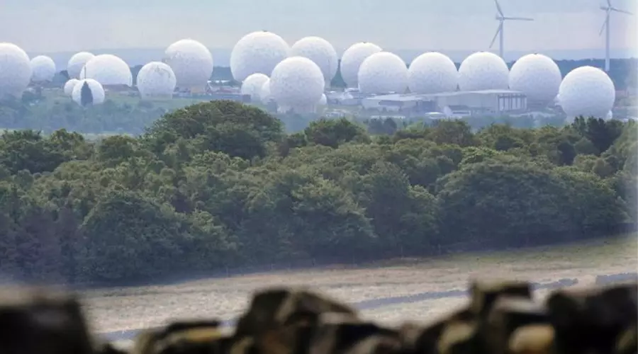 Base sa Mentwit Hill Ang American NSA adunay daghang mga sanga sa ubang mga nasud (lakip ang Australia). Ang tanan nga mga sentro nabantayan sama sa usa ka mata, apan ang base militar sa Mentwit Hill, nga nahimutang sa North Yorkshire, husto nga giisip nga usa sa labing sirado. Dinhi, ang tinago nga operasyon sa militar sa Amerika giplano sa gawas sa nasud ug ang mga guwardiya adunay katungod sa pagpusil aron magpatay nga wala’y pahimangno.