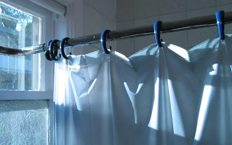 Cortinas de baño As cortinas de plástico convencionais na nosa bañeira son un caldo de cultivo ideal para o molde e o mildeu e, cando se quentan, poden liberar de novo COV. Substitúeas por cortinas de vinilo, cortinas de vidro ou cortinas feitas con materiais naturais como bambú ou algodón orgánico.