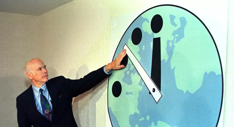 Happy minutes After the Cuban missile crisis, there was a certain lull. The parties to the conflict feared the next clash, which had every chance of becoming the last. In 1963, while the Cold War was still in full swing, dispassionate scientists turned the clock back 12 minutes. The best time The Doomsday Clock showed in 1991: the USSR and the USA sign an agreement on the reduction of strategic weapons.