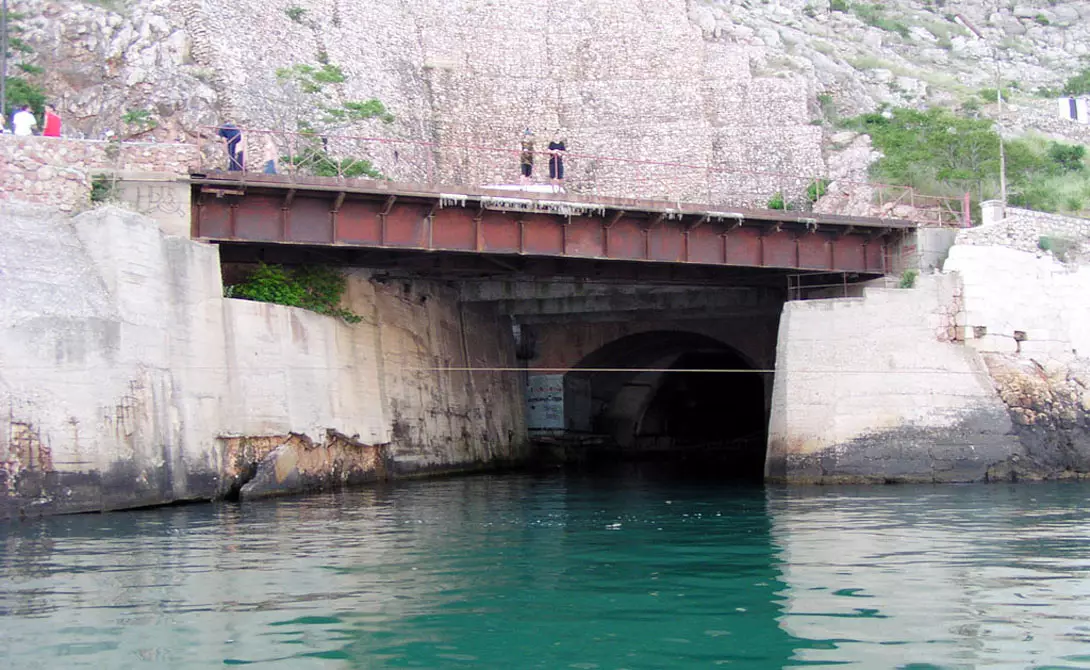 Oġġett 825 Bażi sigrieta ta 'sottomarini nbniet ħdejn Balaklava. Il-gvern tant kien imħawwad fuq is-sigurtà li ħadd ma seta ’jżur din il-bażi, ħlief għall-persunal u dawk li ngħataw pass fl-ogħla livell. Fl-1995, kollox, bħas-soltu f’pajjiżna, kien mgħotti b’baċin tar-ram.