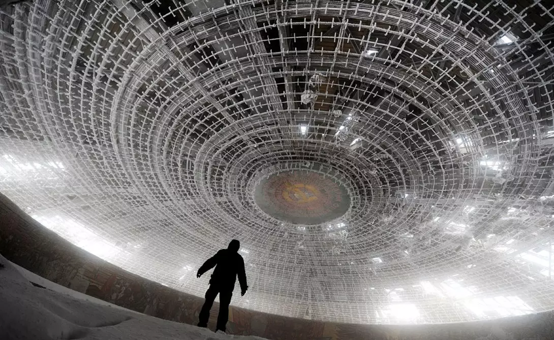 Casa de pe Muntele Buzludzha O structură ciudată care a căzut în decădere imediat după prăbușirea URSS. A fost conceput ca casa Partidului Comunist Bulgar, dar viața a decis altfel. Casa memorială, casa fantomelor, casa morții. Această arhitectură a fost apreciată în Țara Sovietelor.