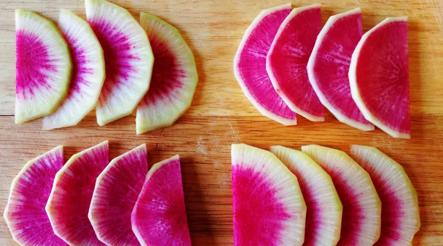 Watermelon Radish Li-radishes tse thata le tse nang le lero ha li monate ho hang, joalo ka ha lebitso le bontša. Ke tsohle ka 'mala o ka hare oa litholoana - hangata radish ea mahapu e pherese ka' mala.