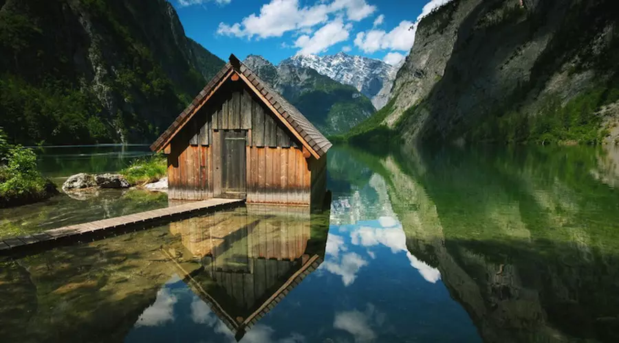 Gidan masunta Berchtesgaden National Park shine alfarmar Jamus. Yankin murabba'in murabba'in 250 yayi kama da waƙar yabo ga yanayi: tabkuna, tsaunuka da ƙaramin bukkar kamun kifi, wanda aka gina akan babban tsauni.