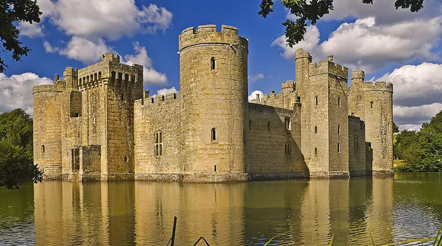 Bodiam Castle Nyumba yachifumu yomwe ili munyanjayi ikuwoneka kuti idachokera m'mabuku azakale zanthano. Inamangidwa m'zaka za zana la XIV, koma lero kusamalira nyumbayi ndikokwera mtengo kwambiri ndipo tsopano ndi mizukwa yokha yomwe imakhala mkati mwa mpanda wake.