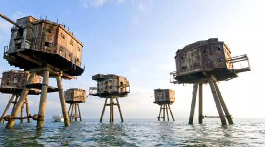 Maunsell's Forts Strange, qalcado milateri oo u eg bini'aadan ayaa laga dhisay agagaarka xeebta ee Great Britain intii lagu jiray Dagaalkii Labaad ee Adduunka. Laga soo bilaabo ilaa 1954kii, guryo ku yaal dhagaxa ayaa dhammaantood la dayacay mana jiro qof ku degdegaya inuu kala diro.