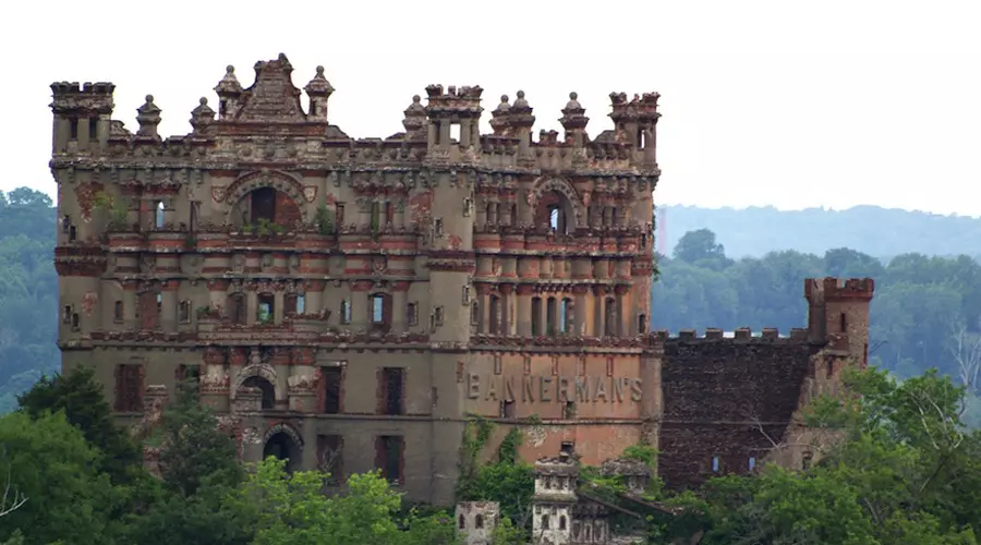 Bannerman Estate A cikin 1900, ɗan kasuwan Kanada Francis Bannerman ya sayi tsibiri gaba ɗaya a cikin Jihar New York. Dillalin ya yi ciniki da harsasai da barkonon tsohuwa, kuma an ajiye kayan ba tare da izini ba a cikin ginshikin gidan nasa. Bindigar ta yi harbi a mataki na biyu: a cikin 1918 barkonon tsohuwa ya fashe kuma tun daga wannan lokacin aka yi watsi da gidan.