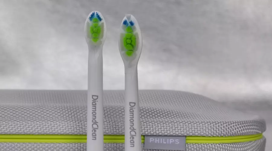 Brosse à dents électrique Passez à une brosse à dents électrique si vous ne l'avez pas déjà fait. Les dentistes ont tout à fait raison : il enlève jusqu'à 80 % de la plaque qu'une brosse ordinaire. Moins de plaque - dents plus blanches.