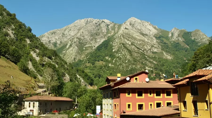 Ponga Espagne Le village de Ponga ressemble plus à une illustration d'un conte de fées médiéval qu'à un lieu réel. Maintenant, sa population est très petite et le gouvernement espagnol fait tout son possible pour que les jeunes viennent ici. Chaque couple marié peut réclamer 3 mille euros lors d'un déménagement. Chaque enfant né à Pongo recevra le même montant.