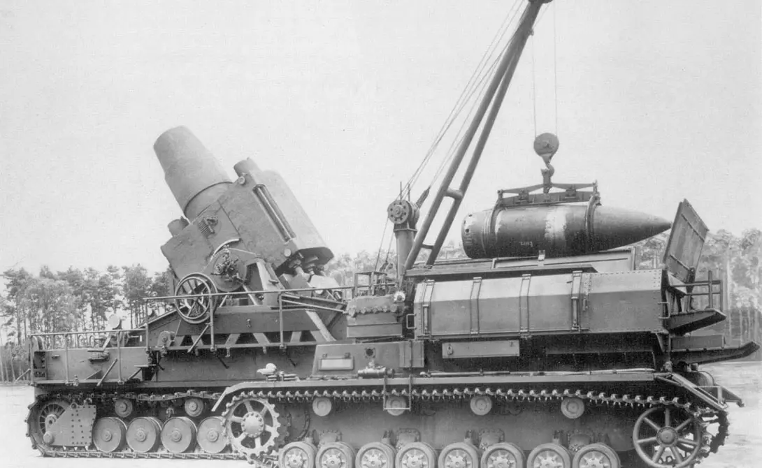 Ang Mortar Karl Ang kini nga self-propelled mortar gituyo usab aron atake sa Maginot Line - ug nibalhin usab sa Eastern Front. Mortar nakapakita sa iyang kaugalingon sa panahon sa pag-atake sa kuta sa Brest-Litovsk, sa mga nahauna nga yugto sa Operation Barbarossa. Pagkahuman ang pusil moadto sa Warsaw, diin kinahanglan nga pugngan ang pag-alsa sa mga lokal nga residente. Sama sa miaging mga pusil, kini nga higante kinahanglan gub-on sa mga taghimo mismo.