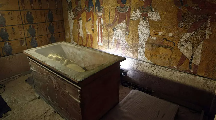 Sarcophagus को श्राप: Tutankhamun को चिहान खोल्ने मानिसहरु को दुखी भाग्य