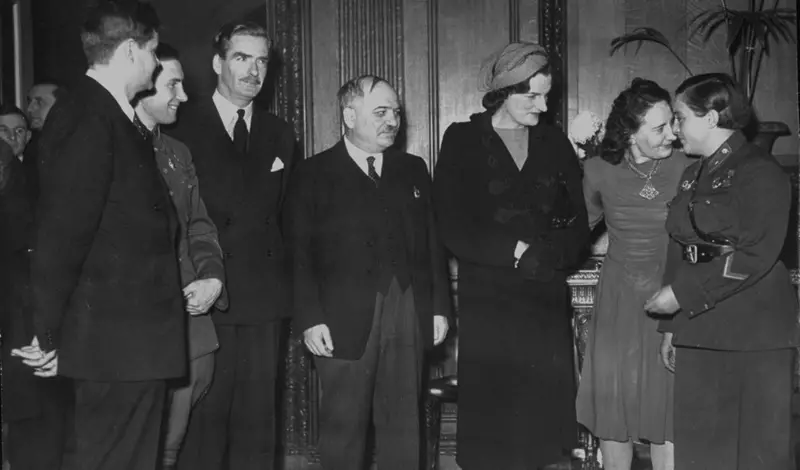 Eine Reise in die Welt Pavlichenko wurde der erste sowjetische Soldat, der zu einem Treffen im Weißen Haus eingeladen wurde. Hier wurde sie von Franklin Roosevelt und der First Lady Eleanor Roosevelt empfangen. In Amerika gab das Mädchen mehrere skandalöse Interviews und beantwortete direkt die heimtückischen Fragen westlicher Korrespondenten. Hier in Chicago sprach das Mädchen eines ihrer berühmtesten Zitate.