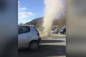 Norvegian mini-tornado batek ia atearekin batera eraman zuen haurra