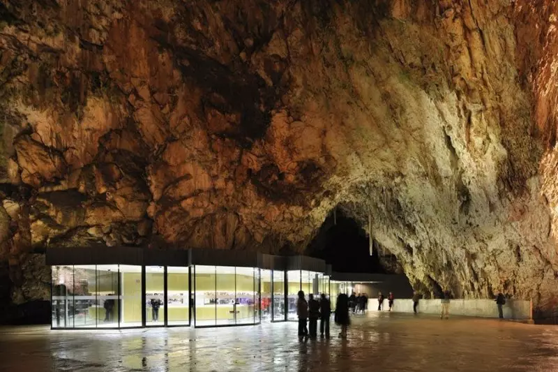 Postojna Jama Cave, Slovenia Postumia, una delle più grandi grotte formate da rocce calcaree, ha almeno 70 milioni di anni. Nel dungeon che si estende per quasi 20 chilometri, puoi facilmente perderti e, se sei determinato a esplorare questa grotta, scrivi in ​​anticipo un messaggio ai tuoi cari su dove cercarti. Puoi lasciare un messaggio direttamente senza uscire dalla grotta: al suo interno c'è un ufficio postale unico nel suo genere.