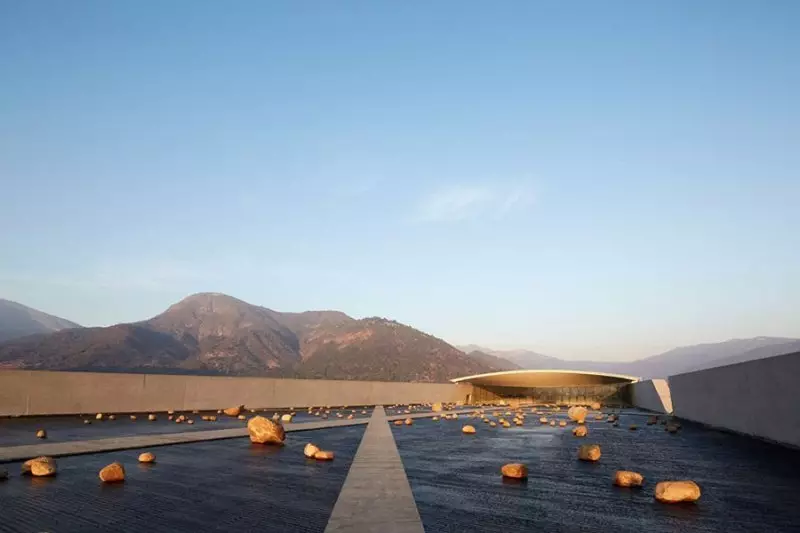 Cantina nelle Ande cilene La cantina nelle Ande è l'ultimo capolavoro del genio dell'architettura, Smiljan Radic. L'edificio, ideale per il paesaggio locale, è stato presentato al pubblico il 9 giugno 2015. Un tunnel d'acqua, scavato proprio tra le rocce, raffredda una cantina sotterranea chiamata Viña Vic.