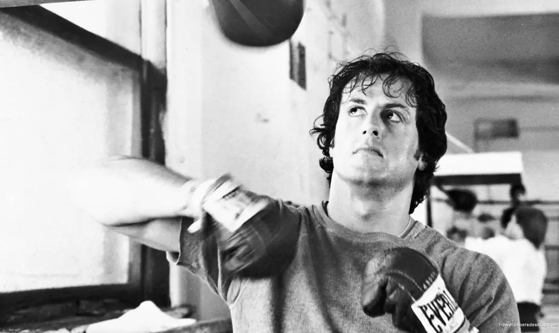 Une approche intégrée Sylvester Stallone a travaillé avec un entraîneur personnel du plus haut niveau. Franco Colombo, double vainqueur du concours Mr. Olympia, a demandé à l'acteur une telle somme pour ses services qu'il a dû hypothéquer la maison. Et le résultat en valait la peine : Kolobmo a développé un entraînement complet qui a permis à Slay de se construire un corps idéal en seulement un mois de travail. La caractéristique clé de l'entraînement était précisément l'approche intégrée - une sorte de variation de l'entraînement à intervalles élevés qui est devenu si populaire ces derniers temps. Chaque séance d'entraînement Stallone consistait en trois cycles destinés à différents groupes musculaires.