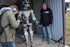 Robot na -alụ ọgụ nke Russia ga -aba na mbara igwe wee gbaa n'ụdị Macedonia