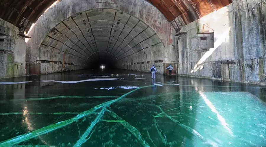 906 KP Icyicaro gikuru cyubwato bwa pasifika ya pasifika cyari giherereye kure yikibanza ubwacyo. Amagorofa atatu yo munsi y'ubutaka ahujwe na tunel y'itumanaho hamwe n'ubuso hamwe na base ya Pavlovskoe.