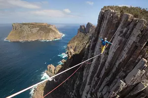 Người đi bộ không sợ hãi đi bộ giữa các vách đá ở Tasmania