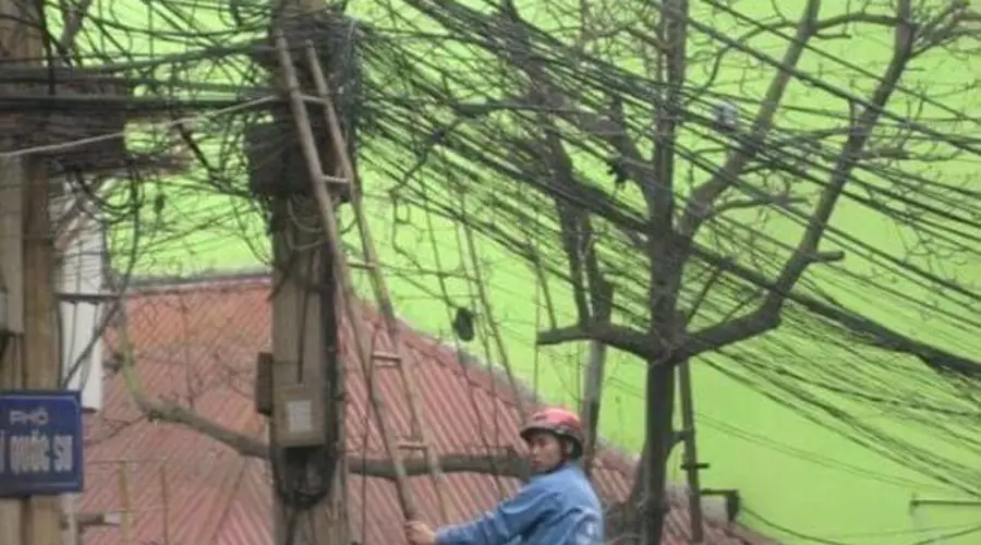 Tukang Listrik di Asia Tukang listrik di Asia benar-benar ekstrem. Hal ini terutama berlaku di Thailand, negara yang sebagian besar pedesaan. Kumpulan kabel yang kusut seperti itu ditemukan di setiap persimpangan.