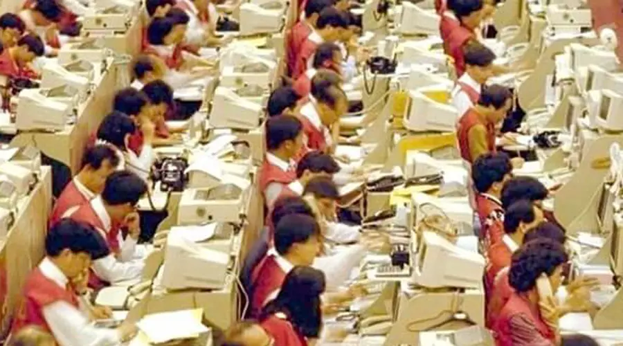 Operator Call Center Kebanyakan orang tidak suka berbicara di telepon, terutama dengan orang asing. Dan apa yang bisa Anda katakan tentang orang-orang malang ini yang harus menelepon pelanggan yang kesal dari pagi hingga sore, dan bahkan terus-menerus merasakan siku tetangga mereka di bawah hidung mereka?