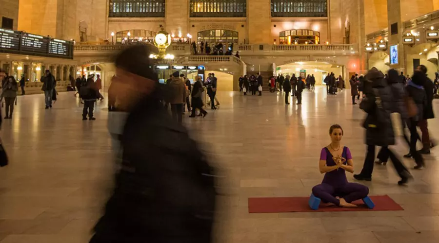 Meditație Uitați de fundalul religios al artei meditației. Gândiți-vă la asta ca la singura modalitate de a vă descărca și de a vă exercita mintea în același timp. Zece minute pe zi vor fi suficiente pentru a obține rezultate tangibile.