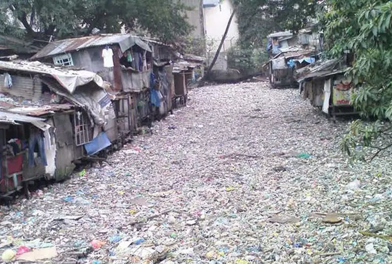 Pasig Philippines Les Philippins, dont les maisons sont sur la côte de Pasig, ne se soucient peut-être pas des ponts et des passages à niveau : au lieu de l'eau, de vrais déchets coulent dans la rivière. Pensez-y, 1 500 ordures ménagères y sont jetées chaque jour.