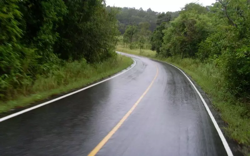 Slope slippery Yen biyen nalika musim panas lan asri, gampang banget lali nyopir ing trotoar basah. Rem minangka penyebabe akeh kacilakan nalika cuaca udan, yen supire ora bisa ngira-ngira jarak rem amarga adhesi ban sing kurang. Asile, tabrakan mburi mburi asring banget ing musim salju lan musim udan. Sanalika wiwit gerimis, langsung alon lan tambah jarak karo kendaraan ing ngarep.