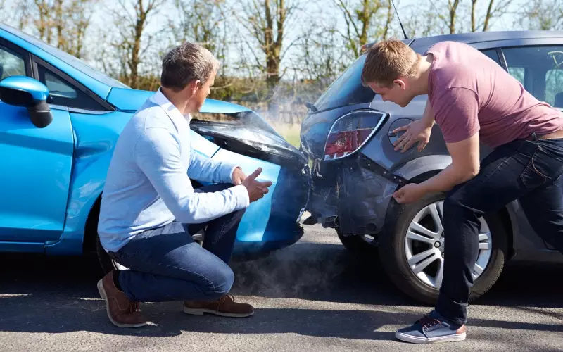 Ispiluak Ibilaldi bakoitzaren aurretik atzerako ispiluak doitzeko araua da. Barruko ispilua behar bezala ezarrita dago, begiratzen duzunean autoaren atzeko leiho osoa ikusten baduzu. Alboko ispiluan alboko auto batekiko distantzia behar bezala kalkulatu ahal izateko, autoaren atzeko hegalaren ertza bertatik ikusi ahal izateko egokitu behar da. Ispiluen kokapen honek autoaren atzean dauden puntu itsuak guztiz ezabatzen ditu eta horrek zure maniobrak guztiz kontrolatzea ahalbidetzen du.