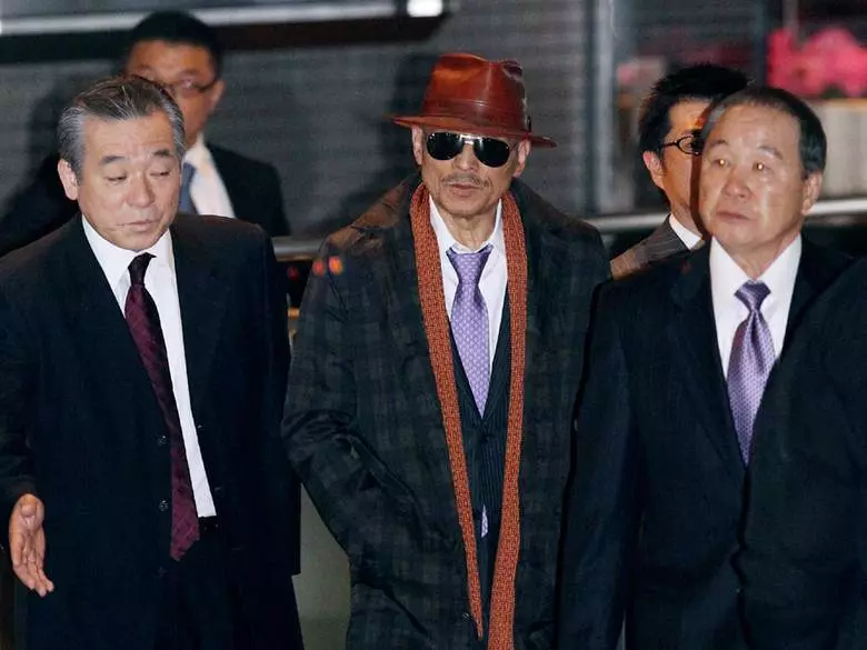 Yakuza Qanunu pozmur Yakuzaların prinsipi qanun qarşısında təmiz qalmaqdır. Bu, onların kompleks maskalanmasının bir hissəsidir. Yakuza, Tokionun ən işlək iş bölgələrindən birində yerləşir və rəsmi fəaliyyət qanun çərçivəsindədir. Əsl cinayət işi təşkilatla heç bir əlaqəsi olmayan insanlar tərəfindən edilir və Yaponiyanın ən yaxşı vəkilləri qanuni təmizliyi təmin edir.