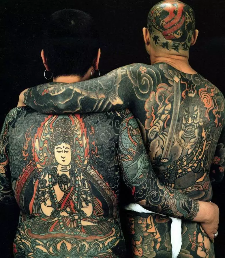 Hir Tattooen ginn mat der Hand gemaach Yakuza Memberen sinn direkt erkennbar un hiren Tattooen, déi de gréissten Deel vum Kierper ofdecken. Och wa Yakuza Memberen laanghülsen Hiemer an héije Kragen droen fir dës Dekoratiounen ze verstoppen, kënne se op sinn wa se privat mat anere Gangmemberen sinn. Si benotzen exklusiv traditionell Tattooing Techniken déi Joerhonnerte zréckgoen a ouni elektresch Komponente gemaach ginn.