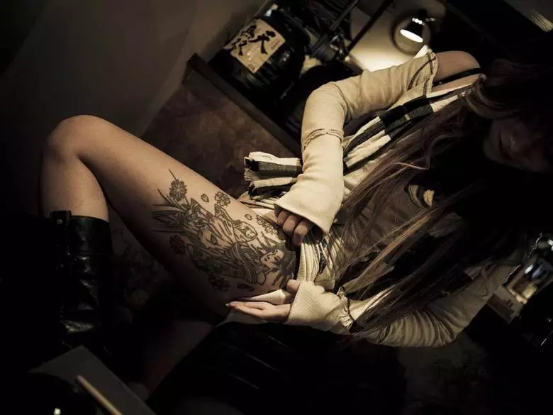 Las esposas de Yakuza usan tatuajes Las esposas de los miembros juegan un papel pequeño en el día a día del negocio. Sin embargo, hay ocasiones en las que las mujeres dan un paso más hacia la dedicación y se cubren el cuerpo de tatuajes. Estas esposas participan en los asuntos de la mafia en pie de igualdad con los hombres.