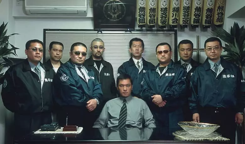 Yakuza ayudando a Japón Los Yakuza han acudido en ayuda del pueblo de Japón más de una vez durante los desastres. Este fue el caso durante las numerosas guerras del siglo XX, así como durante los devastadores terremotos. Las brigadas de la Yakuza reunieron a los heridos, organizaron comidas e incluso dejaron entrar a los refugiados en su cuartel general.