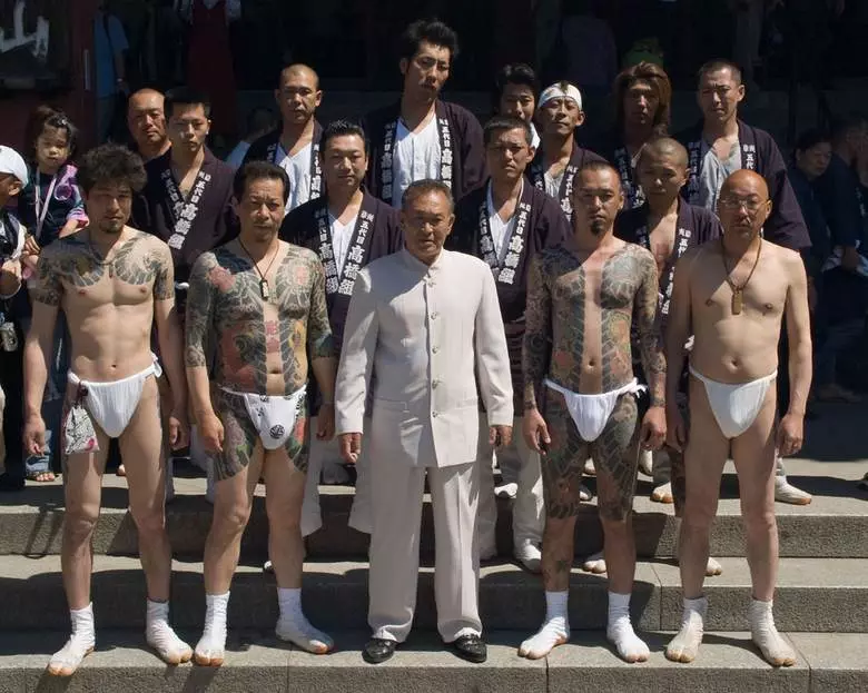 Yakuza üzvlərinin Yapon cəmiyyətinin qalan hissəsi ilə normal əlaqələri yoxdur. Bu bölünmə əsrlər əvvəl feodal Yaponiyada başlamışdır. Barakumin cəmiyyətinin üzvləri, 11 -ci əsrdən başlayaraq, cinayətkarlar sinfi yaratdılar - zəngin samurayları soymaq məcburiyyətində qalan yoxsul kəndlilərə çevrildilər.