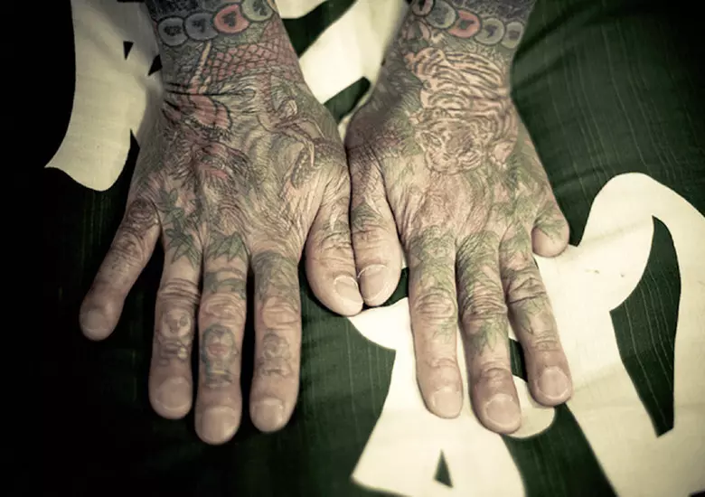 Yakuza -leden snije har fingers Neist tatoeaazjes hawwe de yakuza in oar wreed ritueel - de ferkoarting fan 'e fingers. It ritueel betsjut fersoening - in gewoane yakuza snijt in falanks fan syn finger ôf en jout it oan 'e baas. As hy net tefreden is, bliuwt it snijen fan 'e fingers oant in folsleine ekskús.