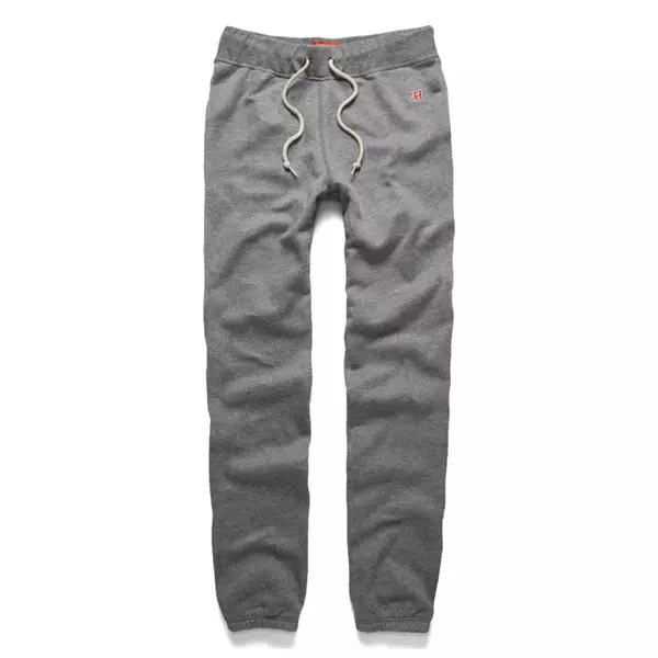 Mga Sweatpant Dati, ito ay hardbass. Isang bagay tulad nito (malamang) ay humuhuni sa kanyang sarili ang balyenang ito, na kumain ng mga sweatpant na para bang nasa karagatan. Naka-istilong lalaki!