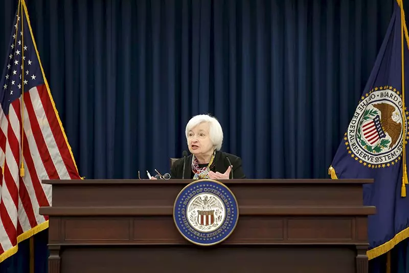 Janet Yellen Ceann Córas Cúlchiste Feidearálach na SA Séú Níor chreid aon duine i ndáiríre go raibh bean in ann príomh-rialtóir airgeadais an domhain a bhainistiú go rathúil, ach chruthaigh Janet Yellen a hoiriúnacht ghairmiúil sa chéad mhí dá cuid oibre. Ba í a ceannaireacht ar an mBia a thug geilleagar na SA amach as an ngéarchéim: anois creideann tromlach mór na Meiriceánaigh ó chroí go dtabharfaidh Yellen, agus ní Trump ar chor ar bith, fíor-aisling Mheiriceá ar ais dóibh.