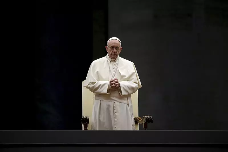 Toerana faha-5 an'ny Papa Francis Fahazotoana Katolika efa ho iray tapitrisa sy sasany no vonona hihaino izay holazain'ny "mpitondra fivavahana amin'Andriamanitra eto an-tany". Ary i Francis I, tamin'ny faha-79 taonany, dia mampiasa hery amin'ny fomba faran'izay mahay. Teo ambaniny, ny fisehoan'ny Eglizy Katolika tamim-pitandremana dia nanjary nifanaraka tamin'ny fiarahamonina maoderina: ny papa Zezoita dia miresaka malalaka momba ny zon'ny vitsy an'isa ara-nofo, mahatakatra ny politika eran'izao tontolo izao ary manokana fotoana betsaka hanampiana ny mahantra - izay, mazava ho azy, manome ohatra mazava ho an'ny ondriny.