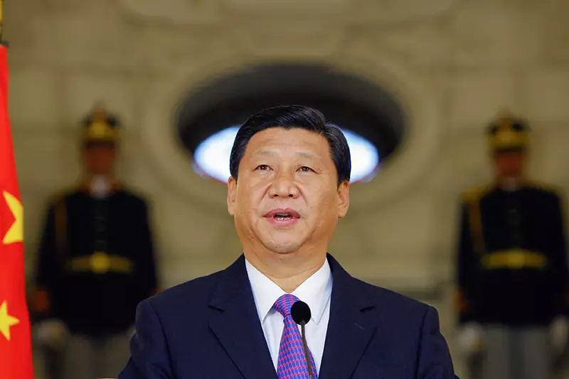 Xi Jinping Serokê Komara Gel a Çînê Cihê Çaremîn Rêberê Chineseînî mecbûr e ku duyemîn aboriya herî mezin a cîhanê bi rê ve bibe, û Xi Jinping ji barê berpirsiyariyê baş dizane. Di bin Serokê nû de, PRC pir bi bandor têkiliyên xwe bi hêzên sereke yên Rojavayî û Rojhilat re çêdike.